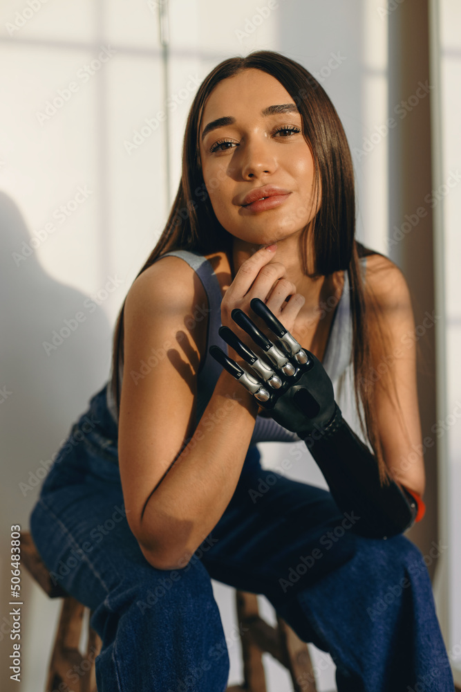 Foto de Gorgeous self-confident youthful woman with prosthetic hand ...