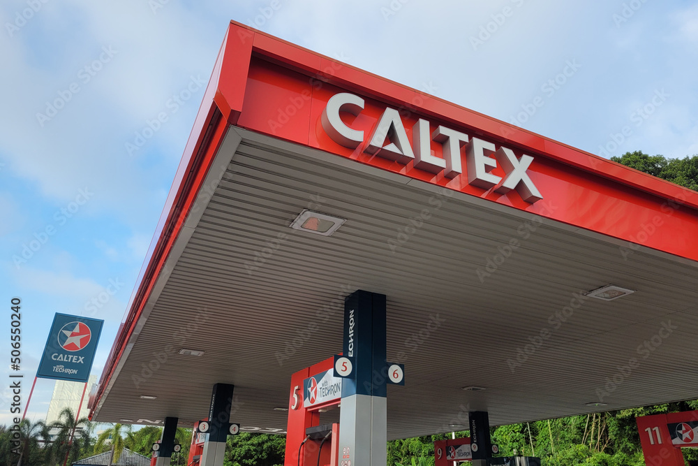 Foto de PENANG, MALAYSIA - 7 APR 2022: Huge Caltex gas station sign ...