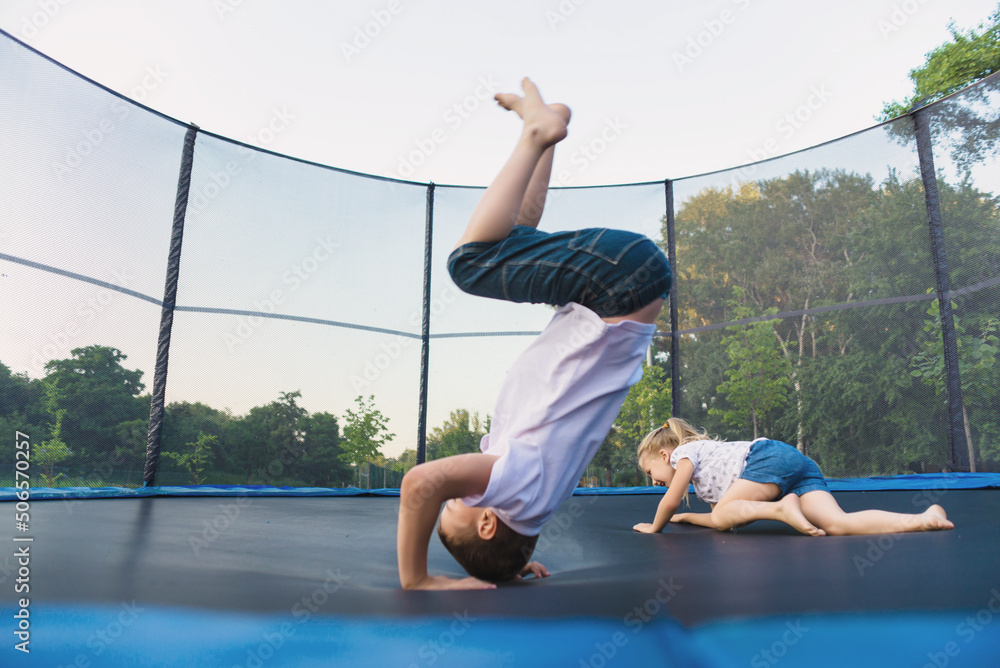 Foto de A boy and a girl jump on a trampoline without parental ...