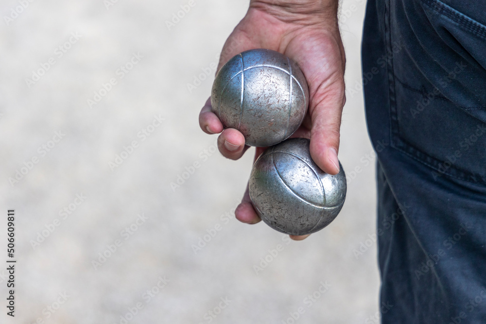 mains qui tient deux boules de pétanque Stock Photo | Adobe Stock