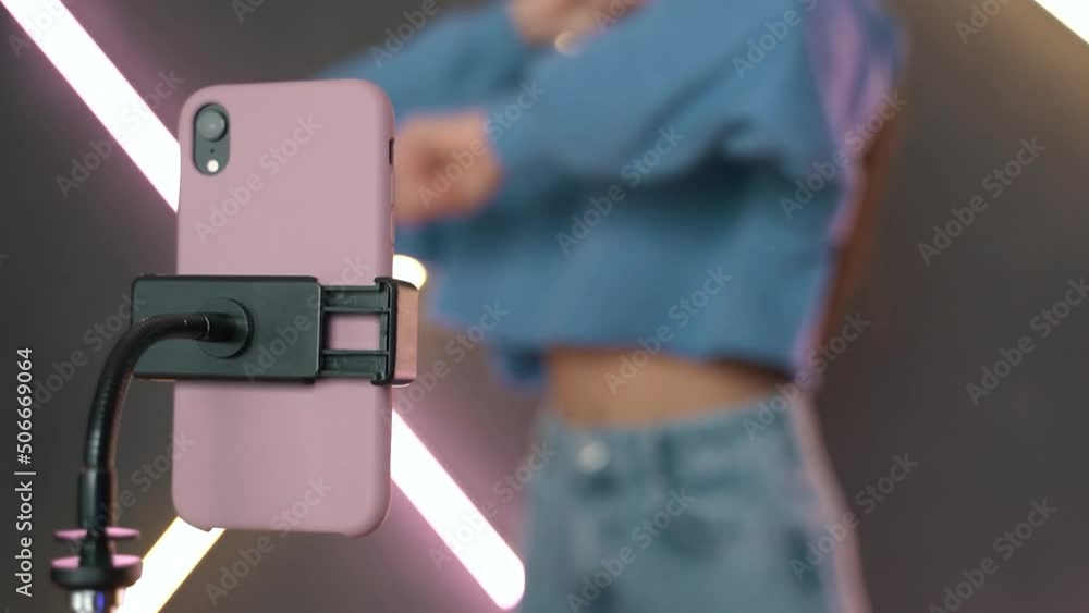 Vídeo do Stock: Unrecognizable teenager from gen z recording a tik tok ...