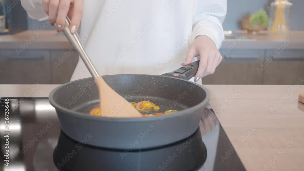 Vidéo Stock Close-up of woman cooking in new frying pan. Action ...