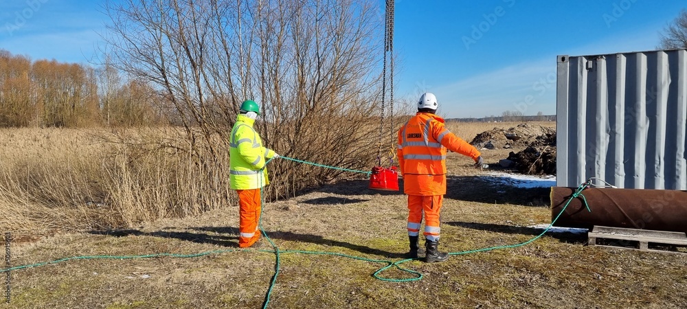 Foto de Banksman Slinger Signaller Rigger during Lifting operation do ...
