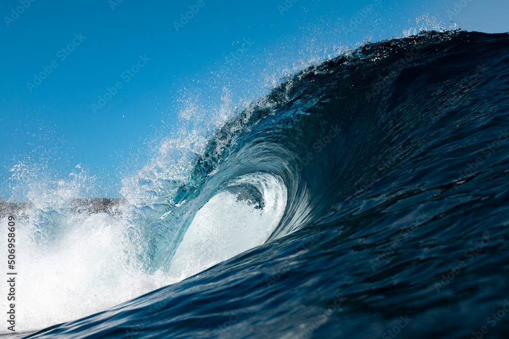 ola azul rompiendo en una playa de Islas Canarias en verano. Stock-Foto ...