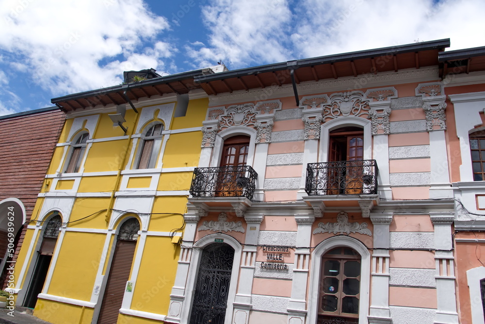 Colorful historic buildings in the Old Town, Quito, Ecuador foto de ...