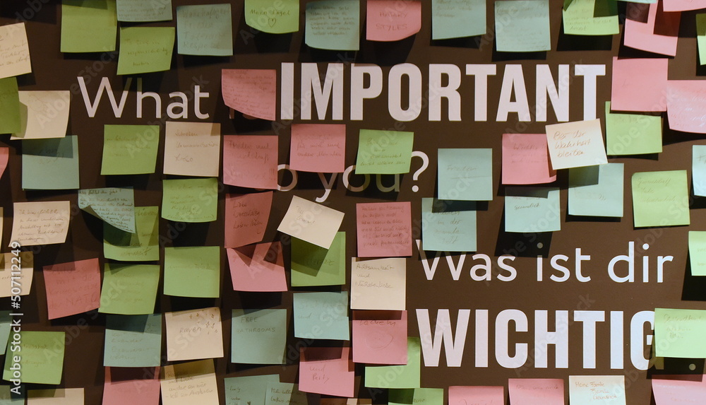 Wand mit vielen Zetteln: Was ist dir wichtig? Stock Photo | Adobe Stock