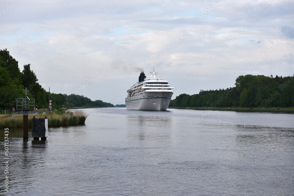 Kreuzfahrtschiff Amadea im Nord-Ostsee-Kanal Stock Photo | Adobe Stock