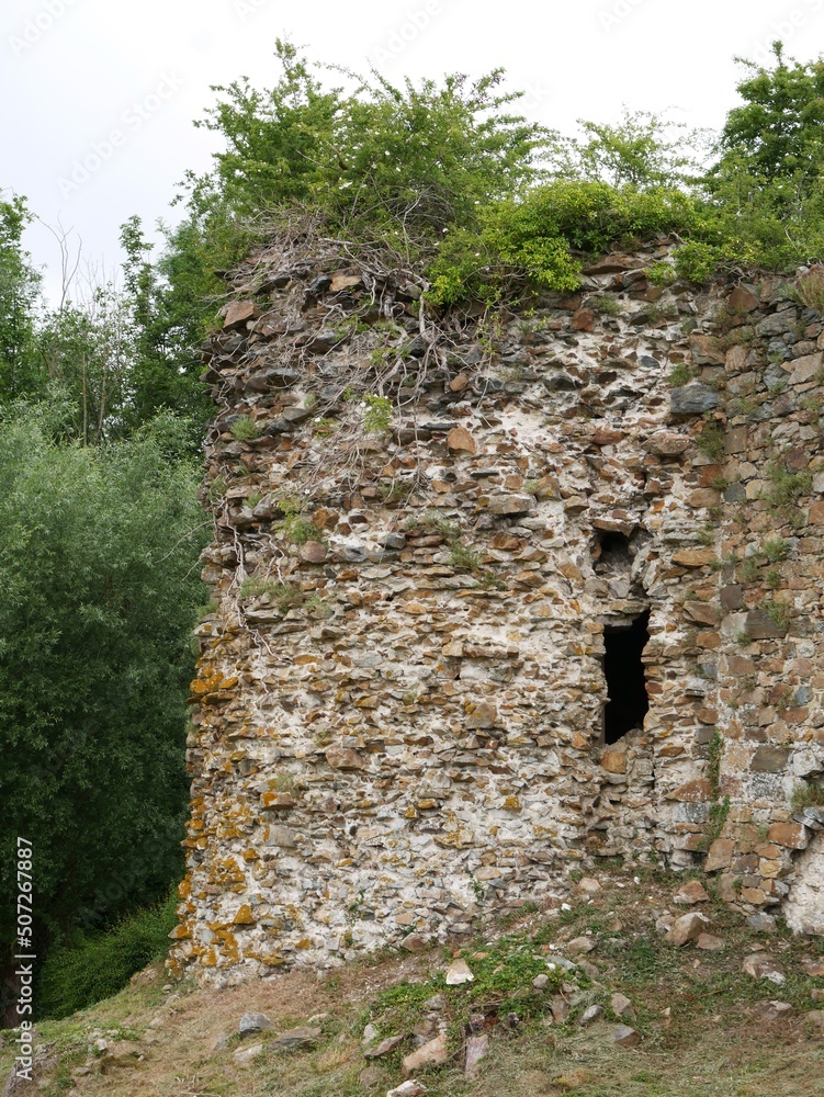 Tour en ruine d'un château fort médiéval Stock Photo | Adobe Stock