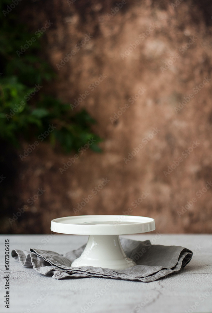 Foto de Empty White Cake Stand on the background of an old wall do ...