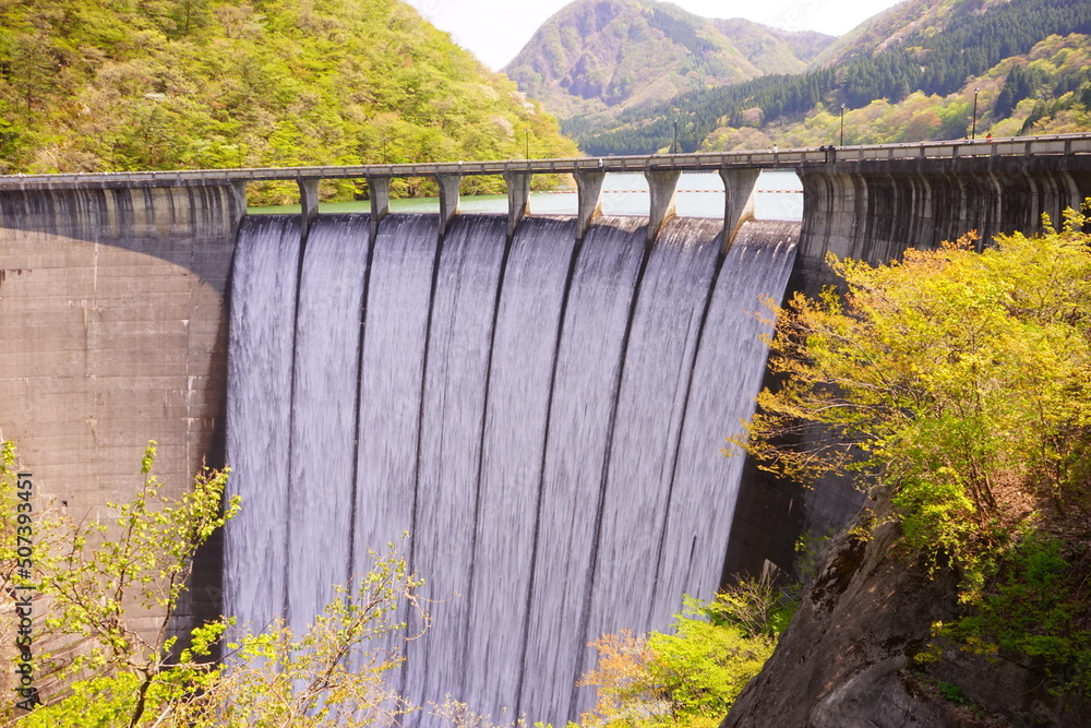 Foto de Naruko Dam and lakeside mountains in Osaki, Miyagi, Japan - 日本 ...