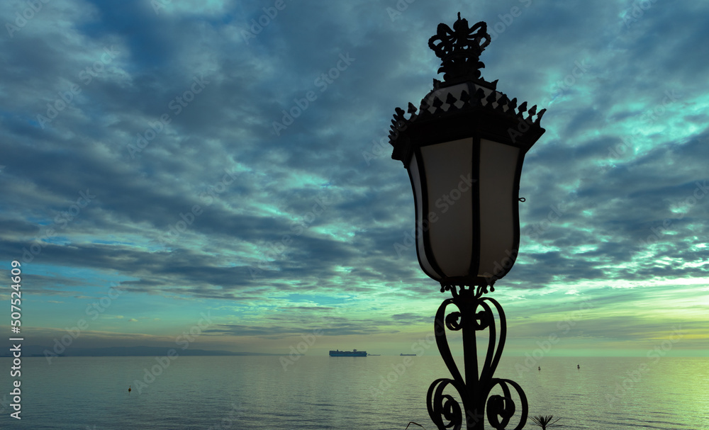 Romantische Abendstimmung mit Laterne - bei Schloss Miramare - Triest - Italien Photos | Adobe Stock