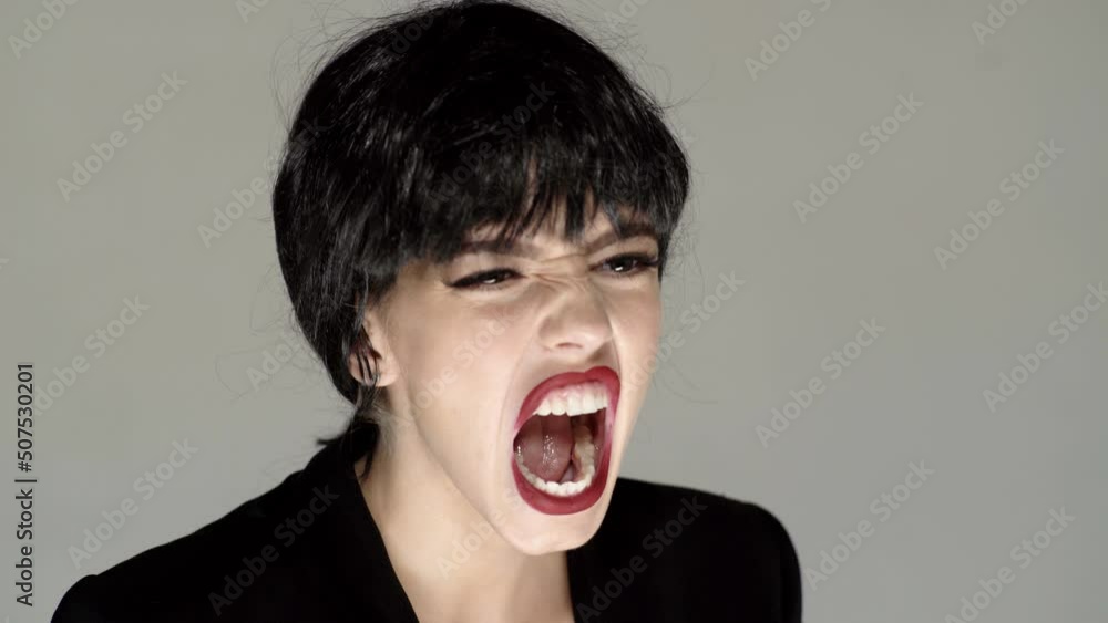 Pretty girl shouting and screaming close up. Screaming mouth, emotional ...