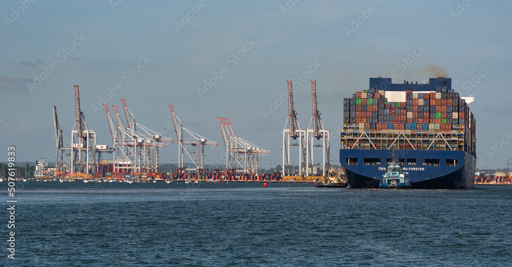 Foto de Southampton Port, England, UK. 2022. Large container ship, the ...