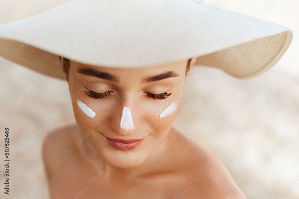 Beauty Woman smile applying sun cream on face. Skin care. Body Sun ...
