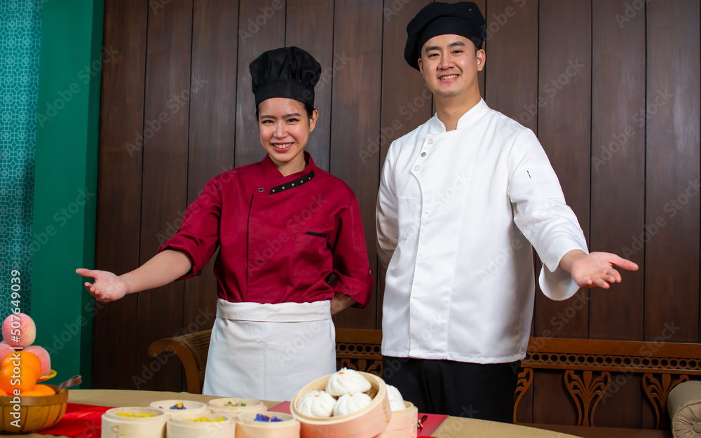 Foto de Two young adult traditional professional couple Chinese chefs ...