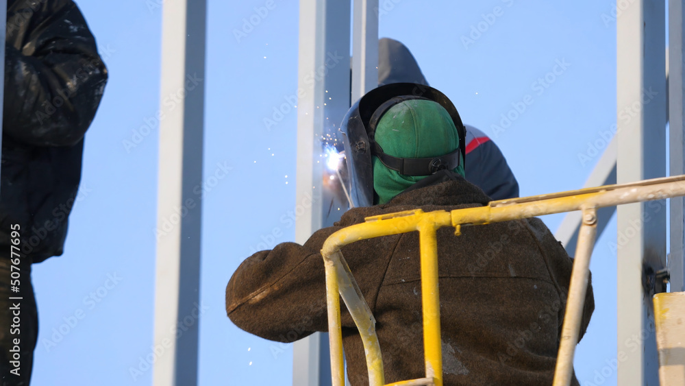 Construction workers working on scaffolding, Man Working on the Working ...