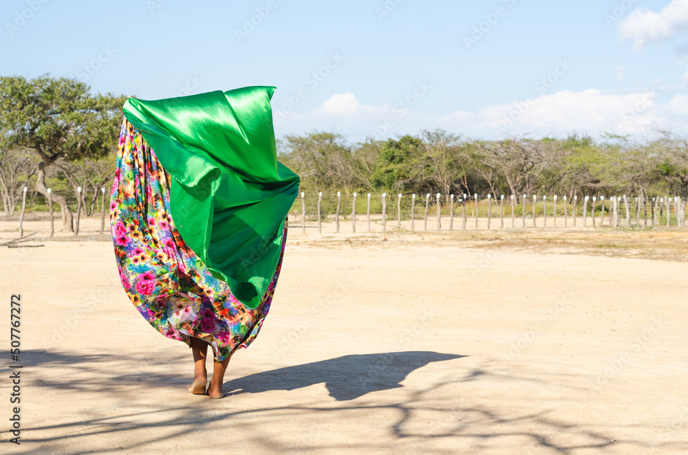Foto de Woman dancing typical Wayuu dance. Indigenous culture of La ...