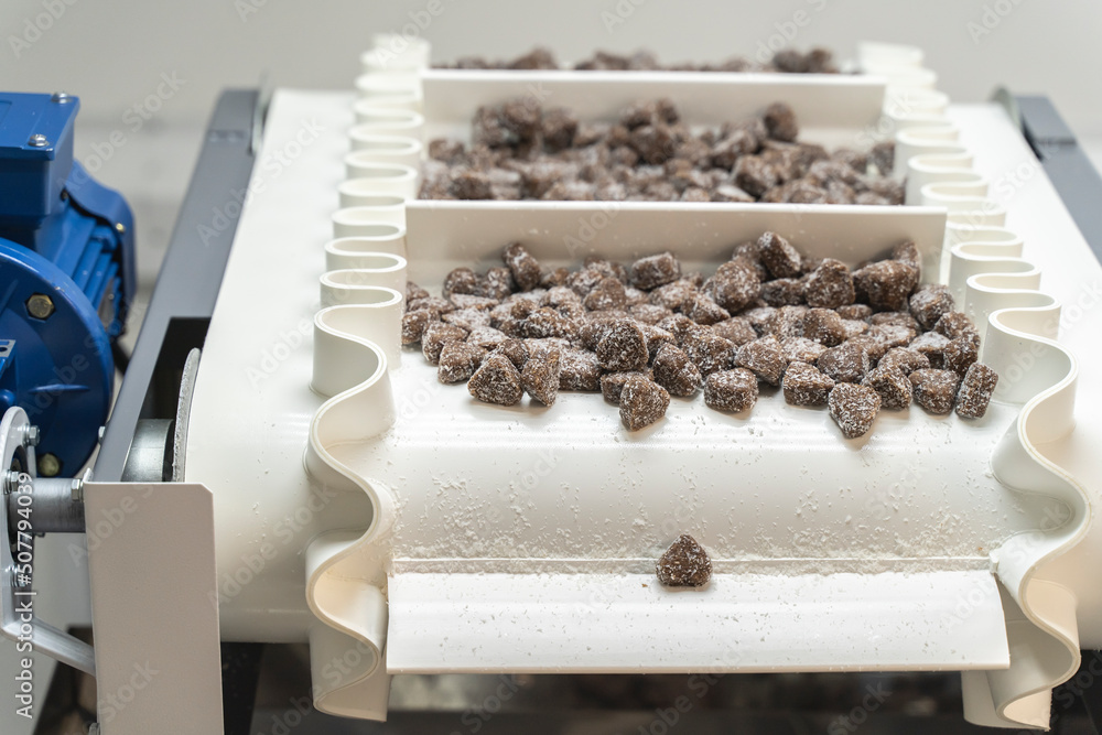 Foto de making machine of chocolate sweets. Chocolate factory. Sweets ...