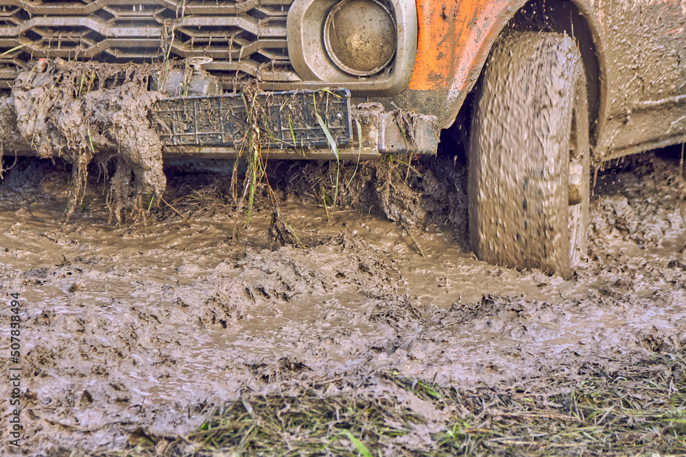 Offroader during an off-road race got stuck in a quagmire and fell ...