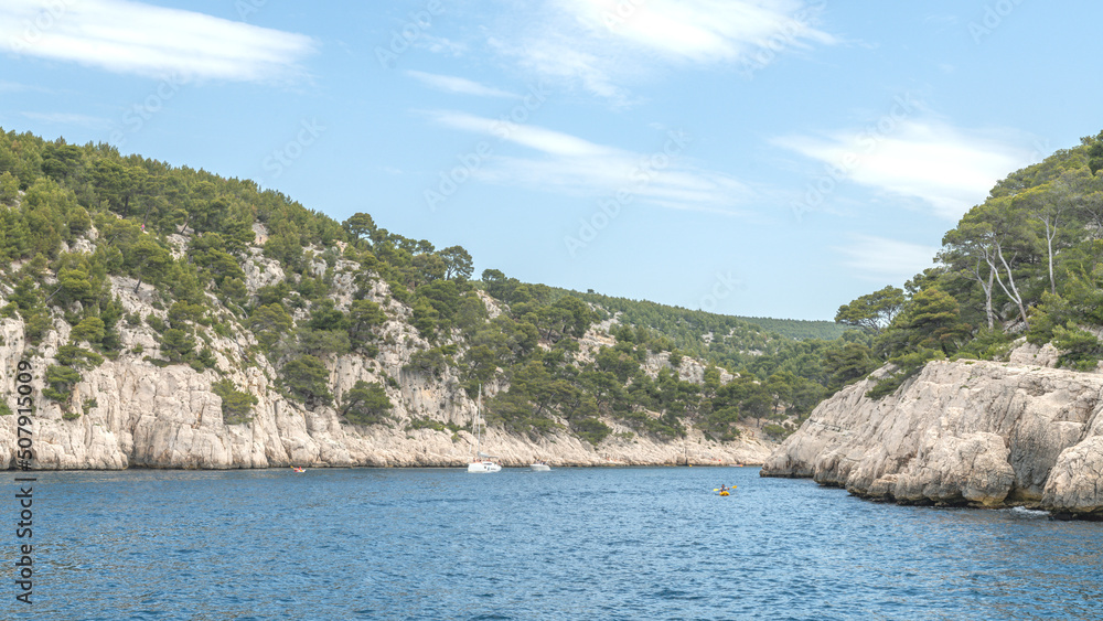 Paysage en bord de mer avec les falaises bordant les calanques entre ...