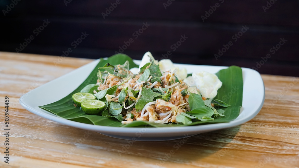 Foto de Indonesian traditional salad. Karedok is made made from raw ...