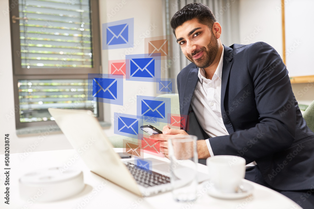 Junger Business Mann erhält viele E-Mails Stock Photo | Adobe Stock