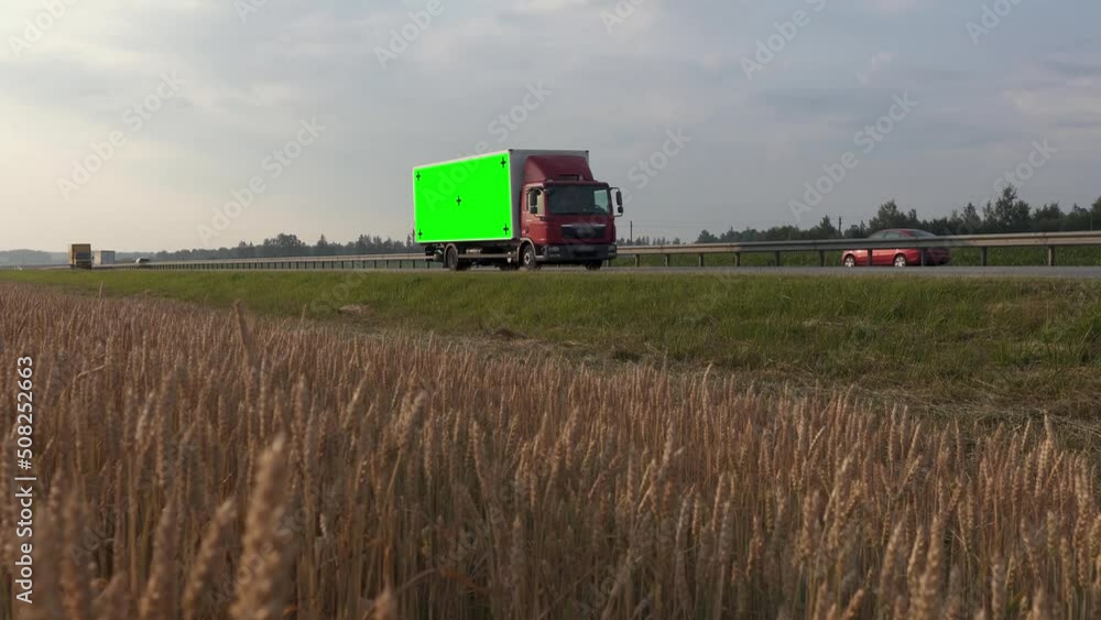Vidéo Stock Cargo van with green screen and trackink markers on trailer ...
