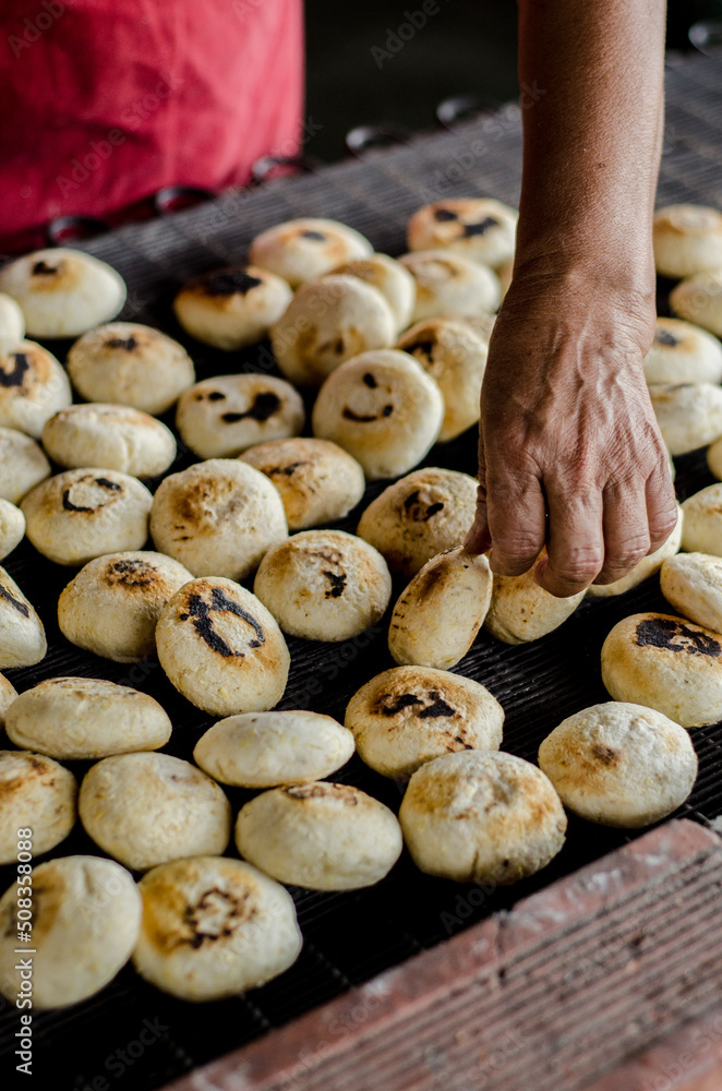 Realización tradicional de mini arepa colombiana Stock Photo | Adobe Stock