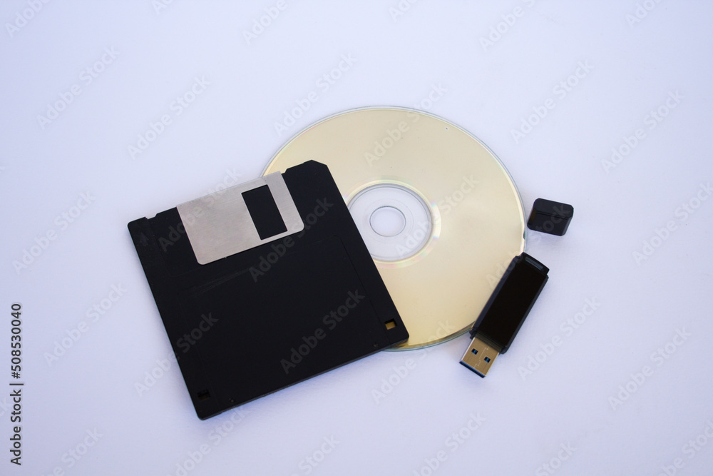 Image of a floppy disk, a cd and a usb key to represent the evolution ...