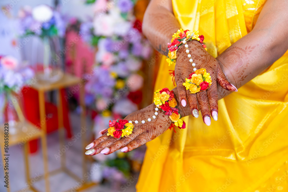 Indian bride's wedding henna mehendi mehndi hands close up Stock Photo ...