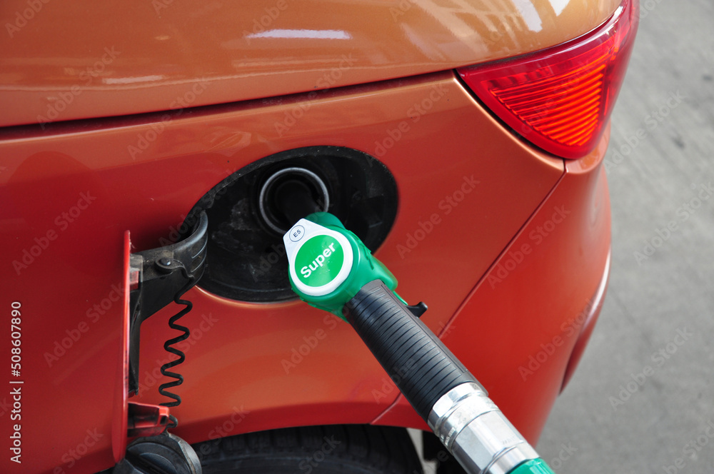 Autotank befüllen mit Super: An Tankstelle Motorenkraftstoff tanken ...