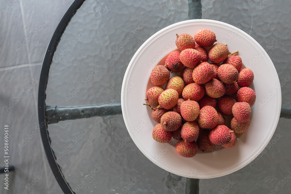 The fruit of the lychees with peel is served in a large number of ...