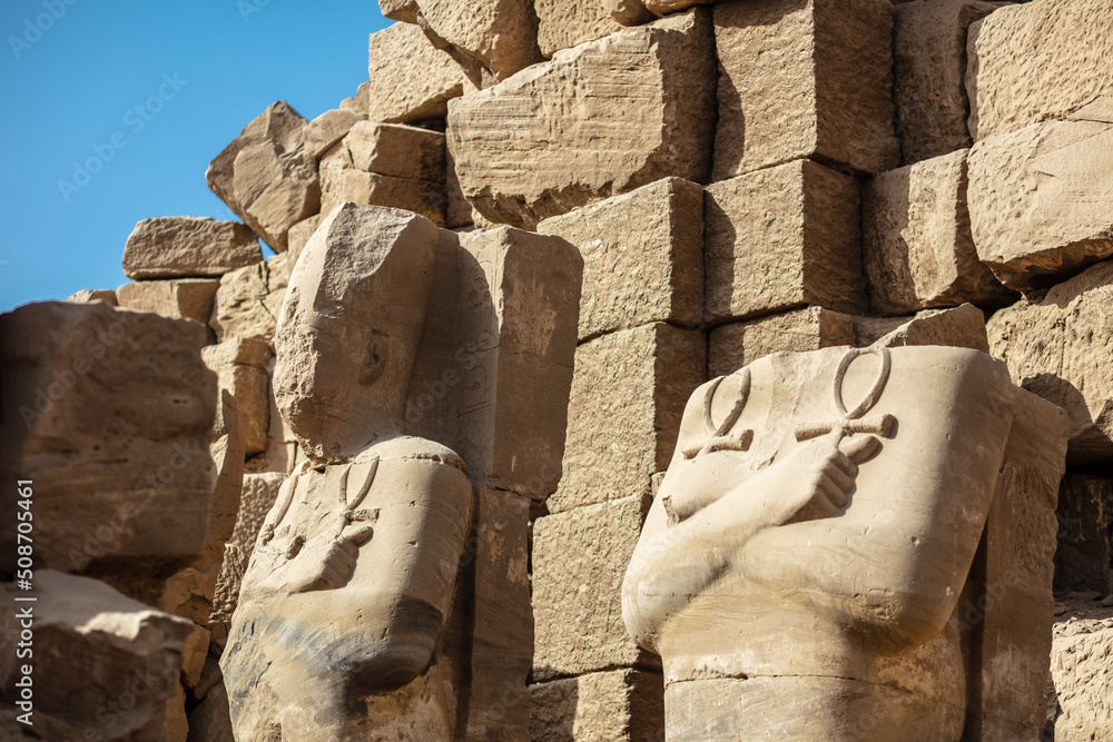 Foto de Statues of ancient Egyptian pharaohs and gods. Various ...