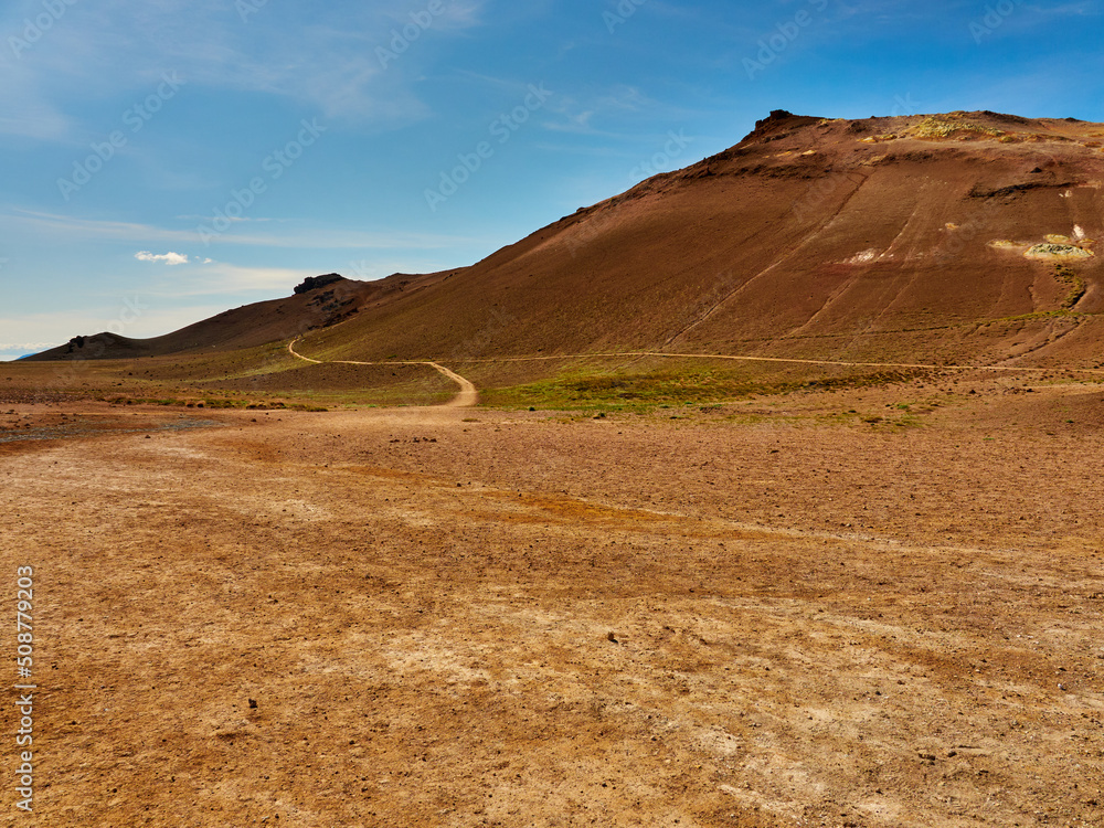 Zona geotérmica famosa por sus pozas de lodo hirviendo y sus fumarolas ...