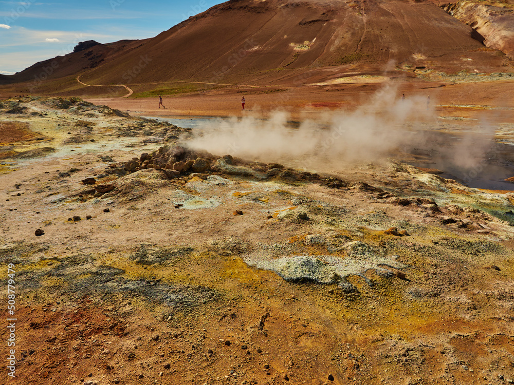 Zona geotérmica famosa por sus pozas de lodo hirviendo y sus fumarolas ...