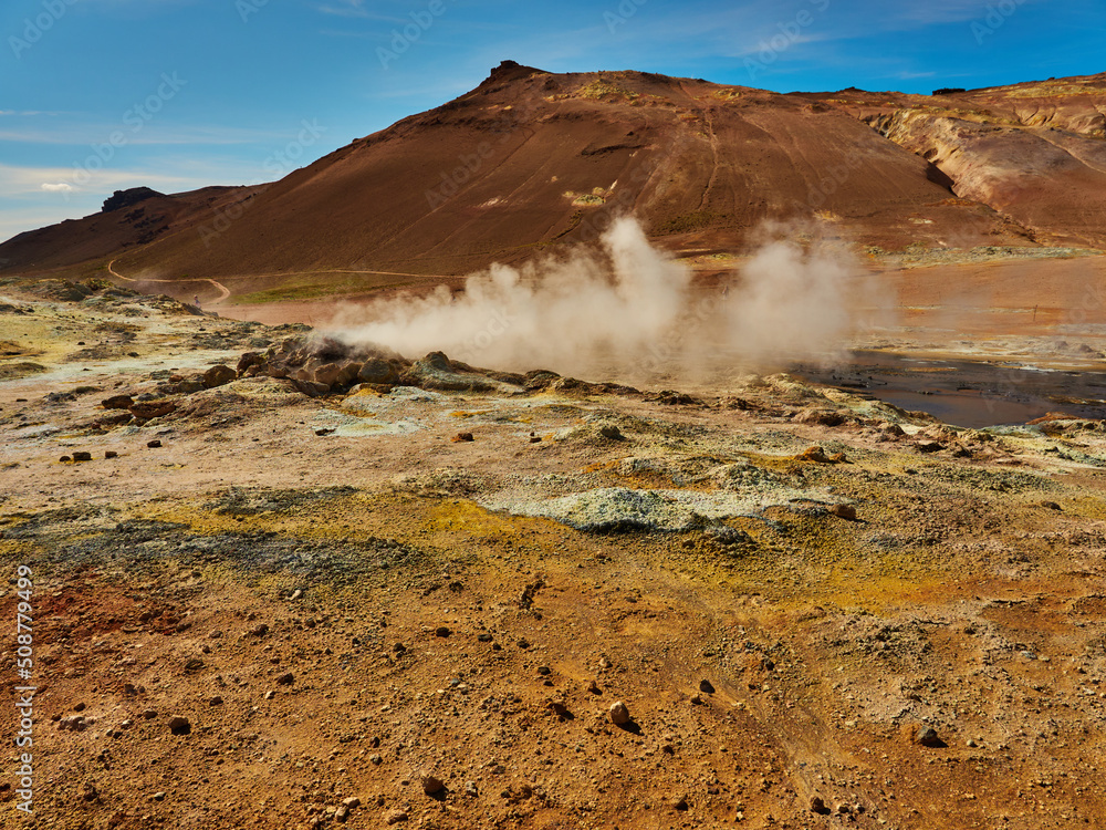 Zona geotérmica famosa por sus pozas de lodo hirviendo y sus fumarolas ...