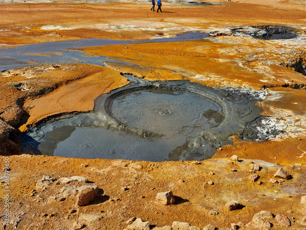 Zona geotérmica famosa por sus pozas de lodo hirviendo y sus fumarolas ...