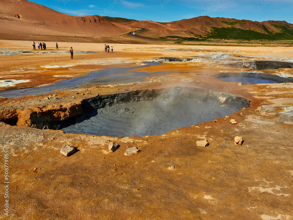 Zona geotérmica famosa por sus pozas de lodo hirviendo y sus fumarolas ...