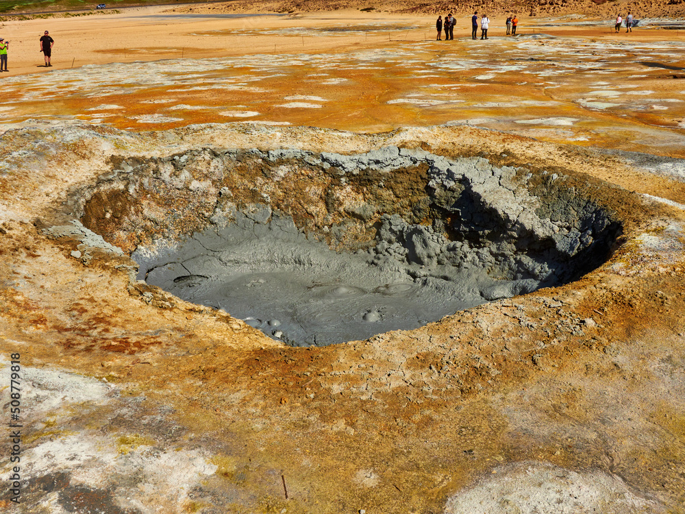 Zona geotérmica famosa por sus pozas de lodo hirviendo y sus fumarolas ...