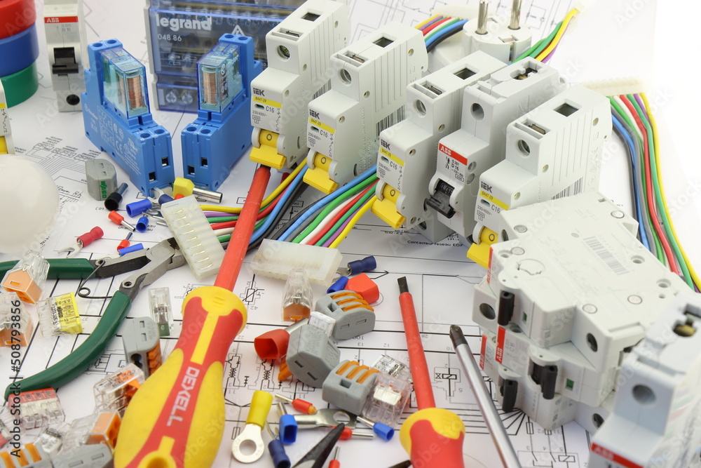 Automatic current switches and materials for the installation of the ...