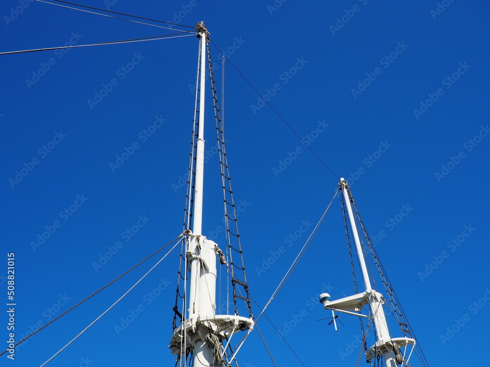 Fényképezés A mast, a vertically standing structure on a ship supported ...