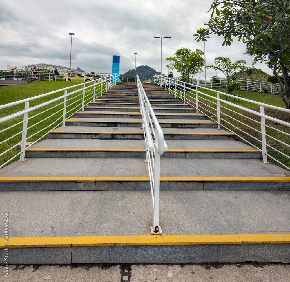 Foto de marina harbor boat grass cloudy sky clouds ladder taxi car ...