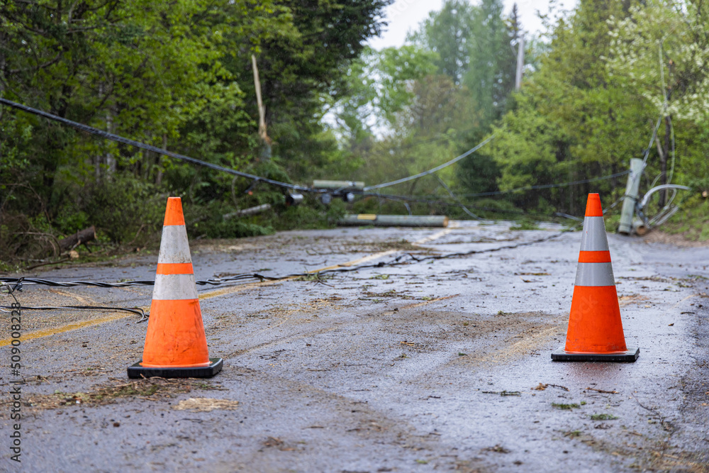 Foto de Two traffic cones are used to warn traffic of road closure due ...