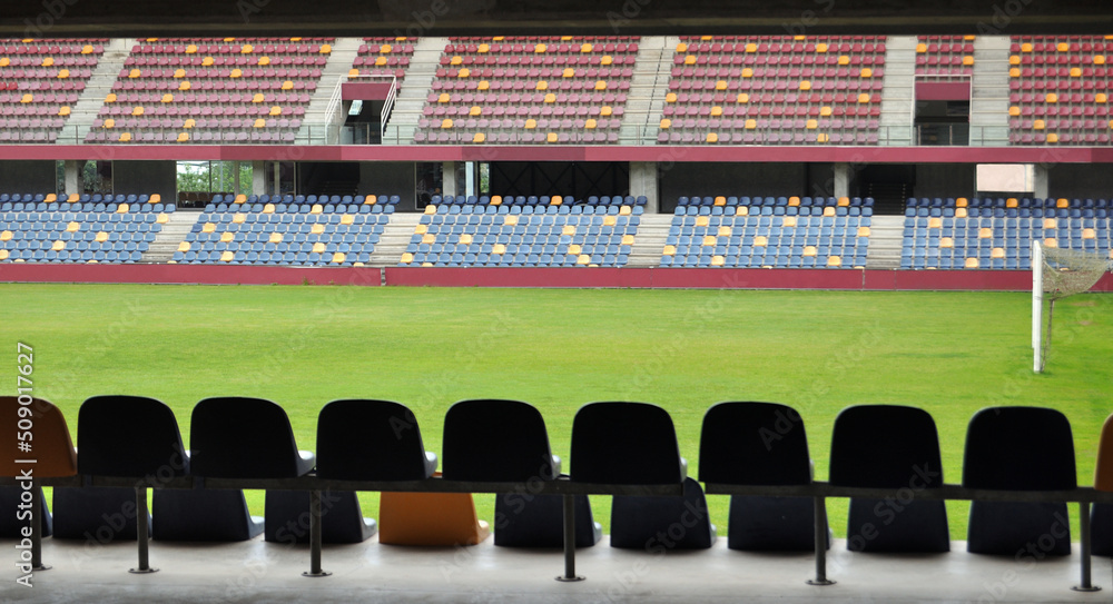 Parte do interior de um estádio de futebol, com parte de bancadas ...