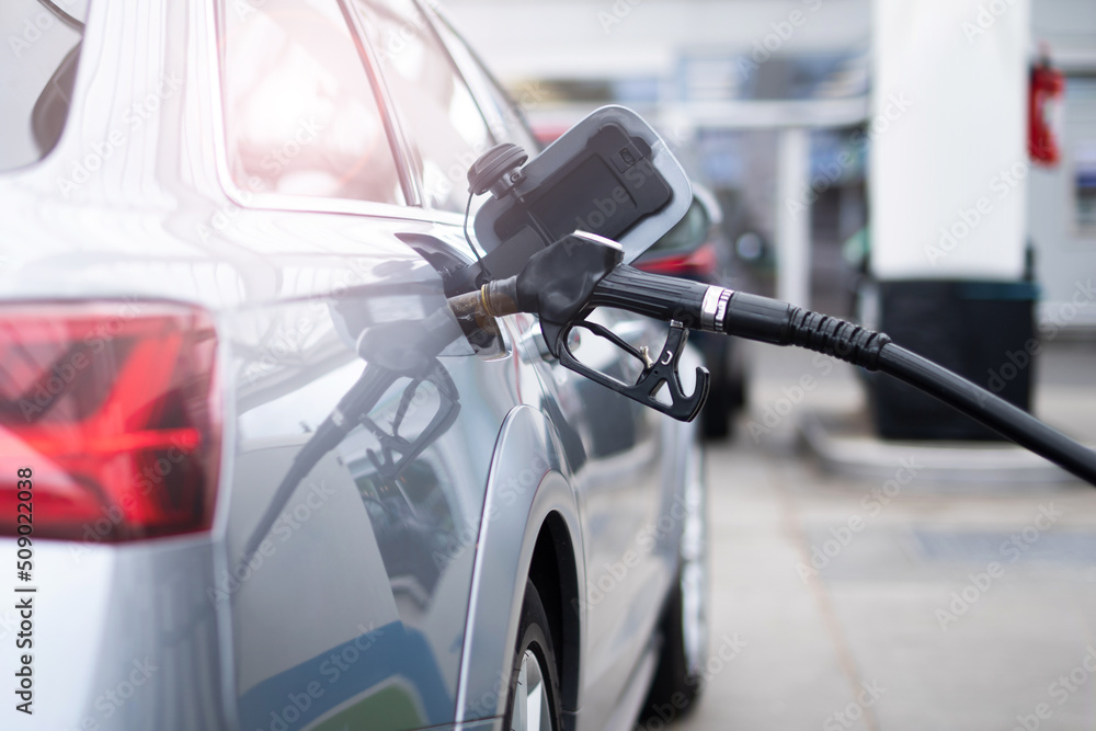 Tanken an einer Tankstelle, Auto wird mit einer Zapfpistole betankt ...