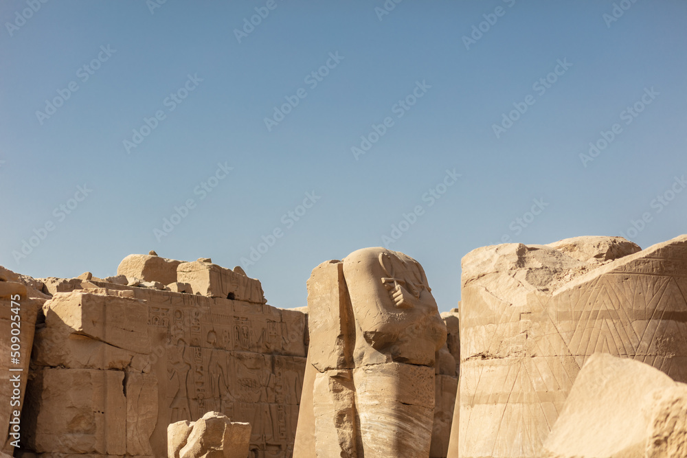 Foto de Statues of ancient Egyptian pharaohs and gods. Various ...