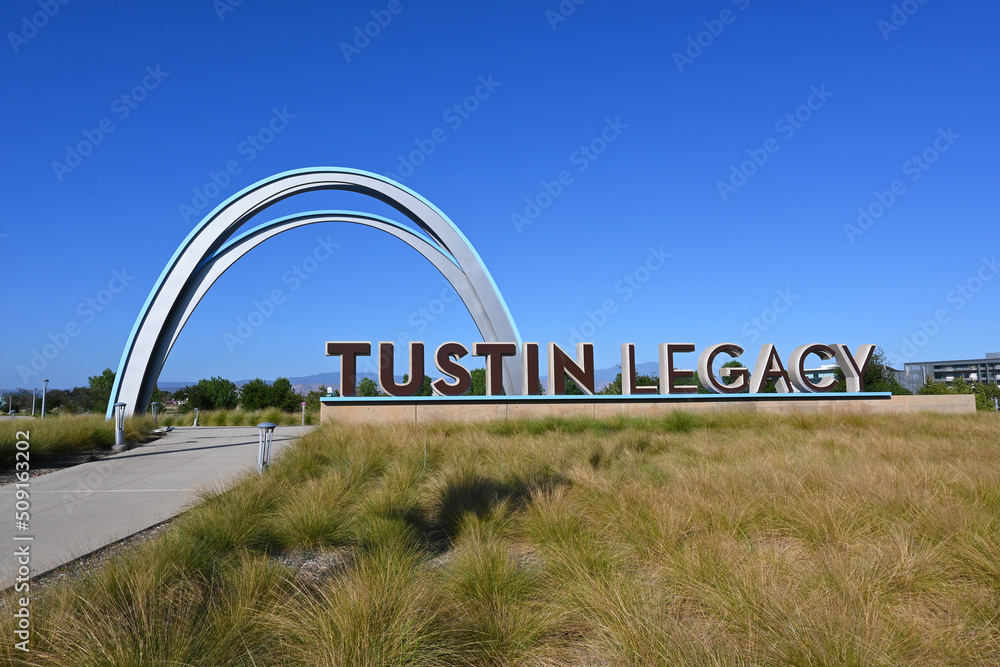 TUSTIN, CALIFORNIA - 5 JUNE 2022: Arch and Tustin Legacy Park sign at ...