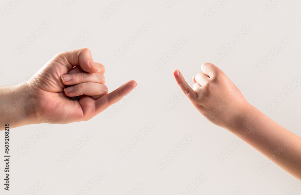 Foto de Little finger of the two hands hold together. Show friendship ...