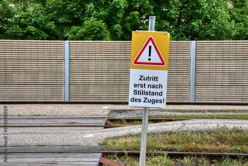 Garsten, Schild, Tafel, Bahnsteig, Lärmschutzwand, Bahnübergang ...
