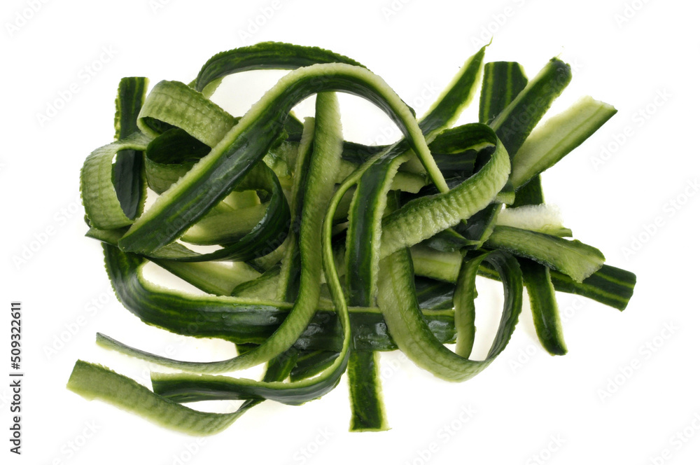 Des épluchures de concombre en gros plan sur fond blanc Stock Photo ...